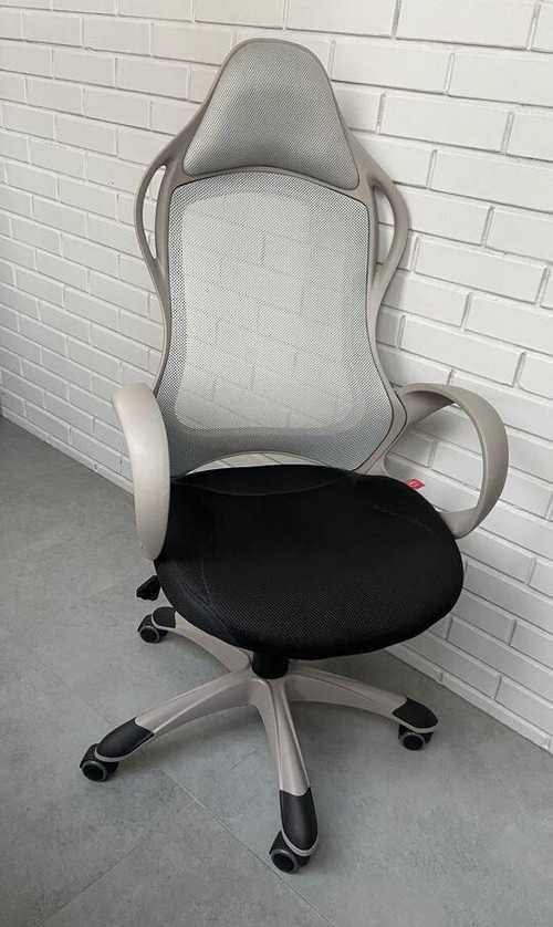 Практически новое офисное кресло Дефо