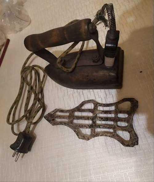 Старинный электрический утюг и подставка
