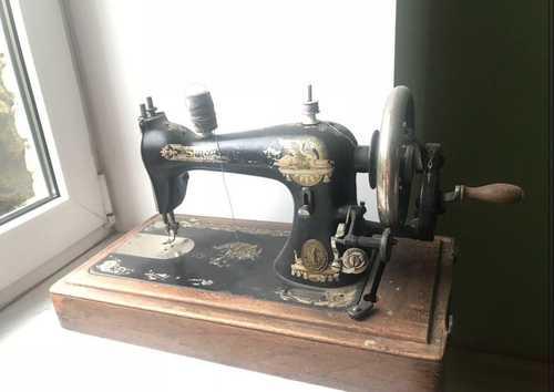 Антикварная швейная машинка с крышкой