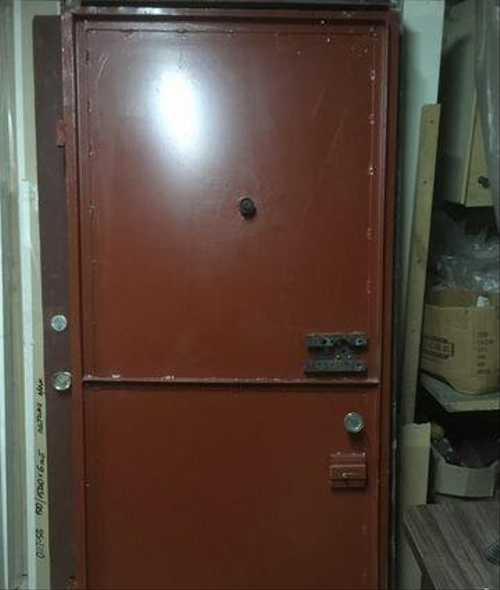 Найти двери б. Металлическая дверь из 50 уголка. Дверь из металлического листа. Металлическая дверь СССР. Дверь металл 3мм из 1990 года.