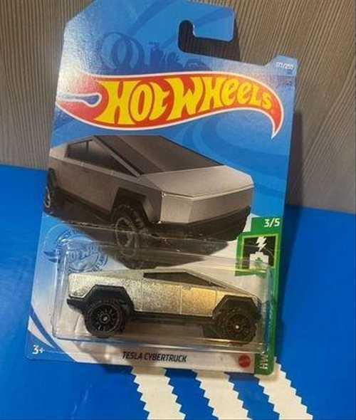 Hot wheels Tesla Cybertrack и Nissan Leaf