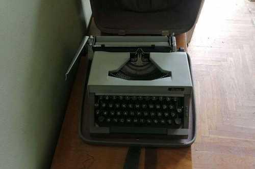 Немецкая печатная пишущая машинка