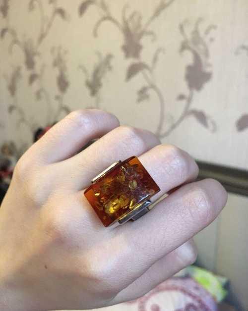 Серебряное кольцо с янтарем
