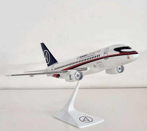 Модель самолета Sukhoi Superjet 100 1:72
