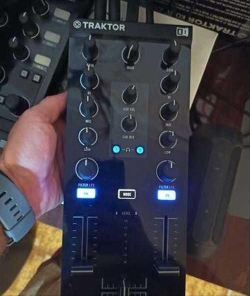 Dj контроллер traktor z1