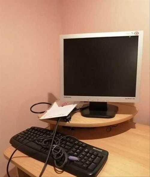 Компьютерный стол и компьютер