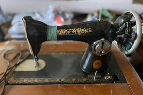 Старинная швейная машина