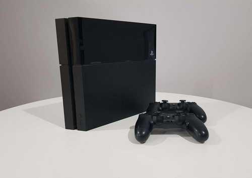 PlayStation 4 (PS4) + 2 геймпада + игры