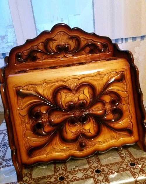 Резная хлебница ручной работы