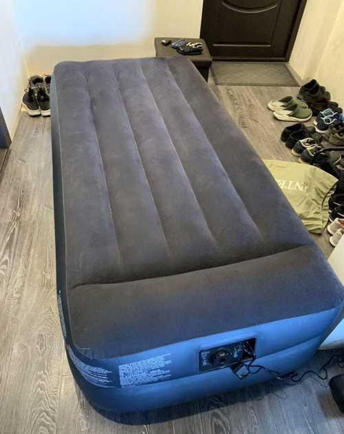 Односпальная высокая надувная кровать с подголовни