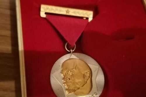 Памятные медали и сувениры советской эпохи