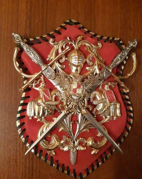 Испанский рыцарский герб/щит с двумя мечами