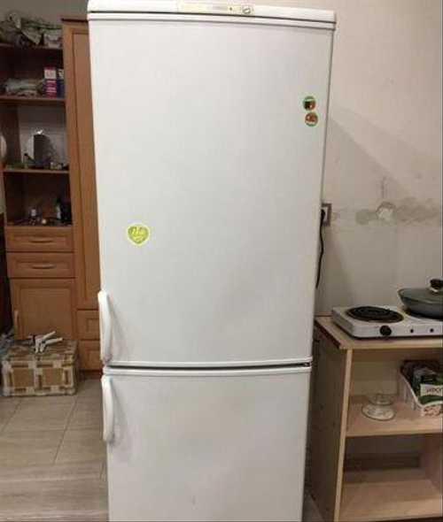 Холодильник двухкамерный, саморазмораживающейся