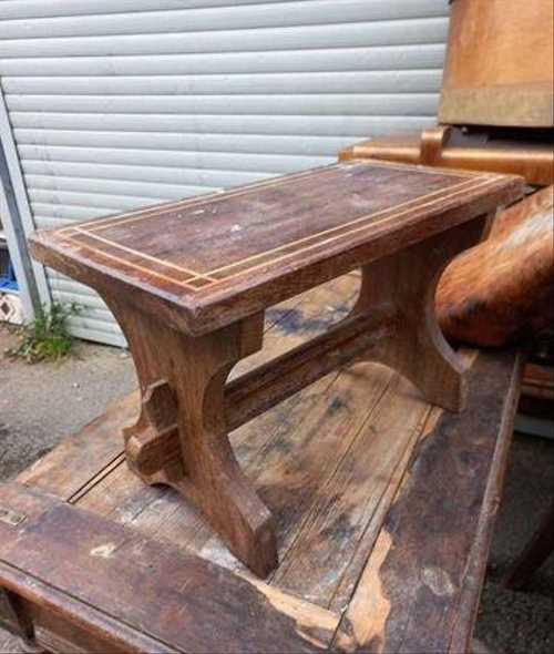 Старинная деревянная скамеечка