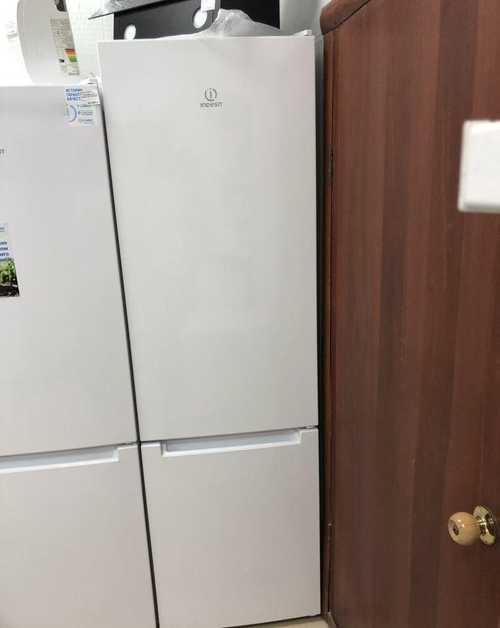 Холодильник Indesit DS320W