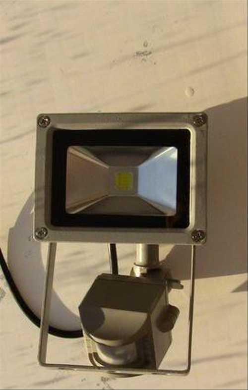 Прожектор светодиодный с датчиком движения датчики