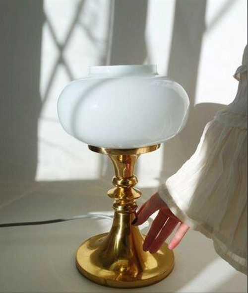 Винтажная настольная лампа молочное стекло