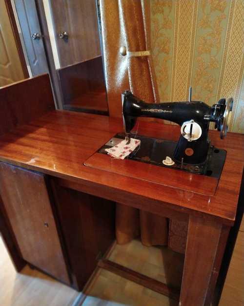 Швейная машина, встроенная в письменный стол