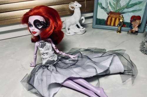 Красивый наряд для куклы monster high