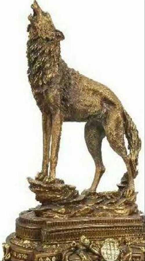 Мраморная скульптура волк