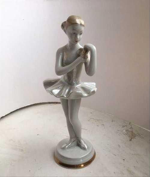 Статуэтка Балерина с цветком, фарфор Вербилки