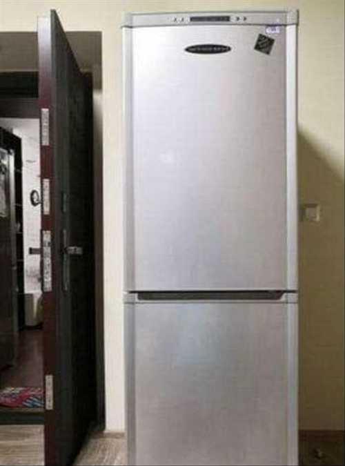 Холодильник серебристый