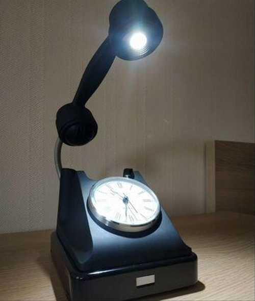 Настольная лампа с часами из дискового телефона