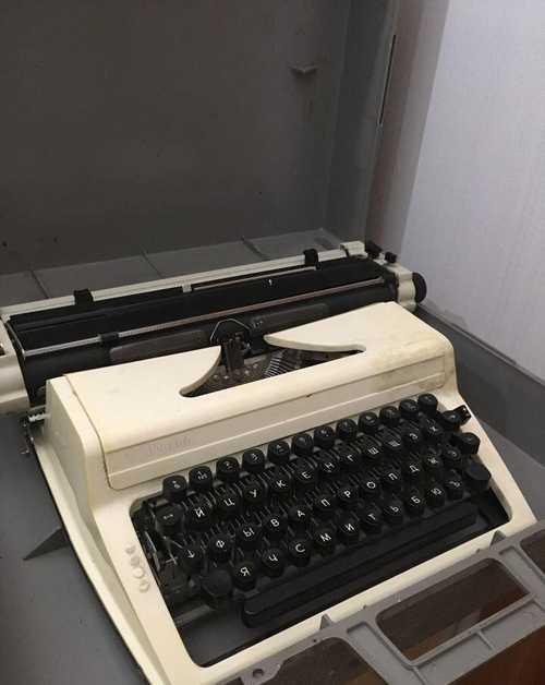 Старинная печатная пишущая машинка. Винтаж