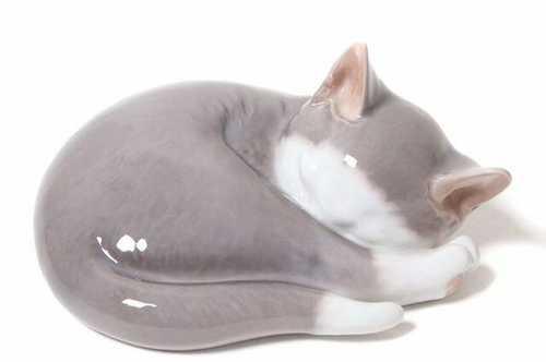 Фарфоровая фигура "Спящая кошка". Bing & Grondahl