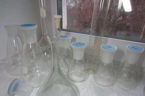Химическая лабораторная посуда стеклянная много