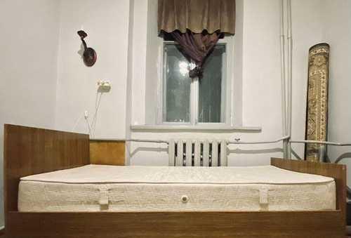 Кровать односпальная с почти новым матрасом