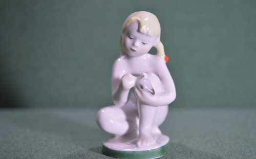 Фарфоровая статуэтка "Девочка с голубем" лфз 1 с