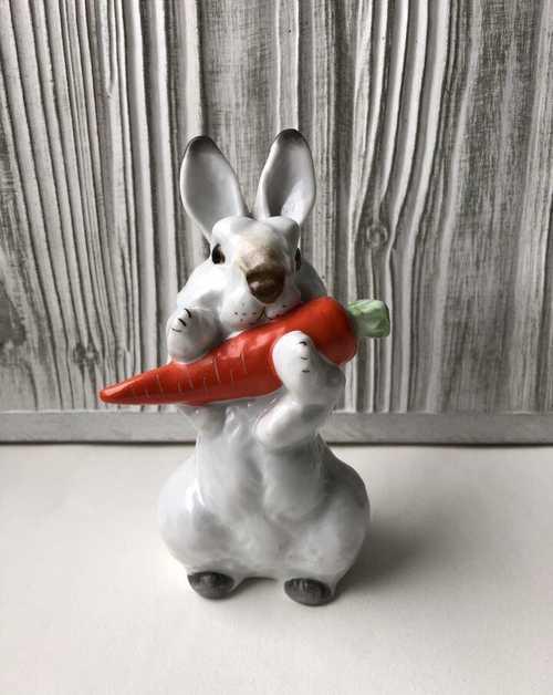 Статуэтка заяц с морковкой лфз В/С