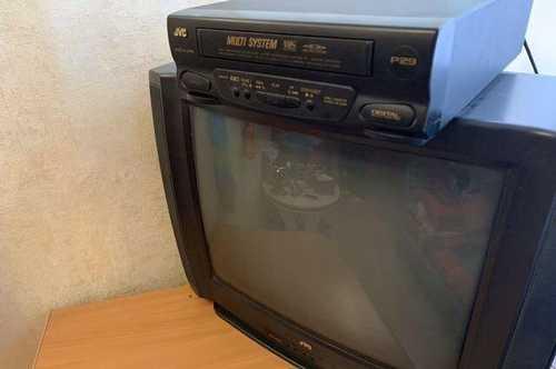 Телевизор и видеомагнитофон JVC в рабочем состояни