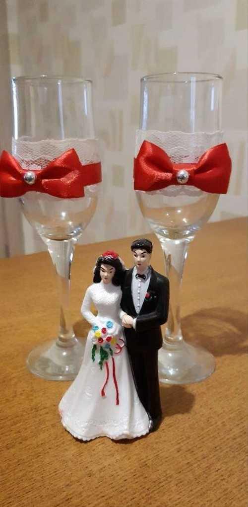 Свадебные бокалы и статуэтка на торт