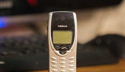 Ретротелефон Nokia 8210 из 1999 года