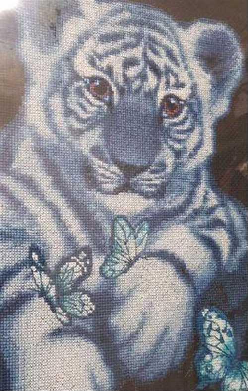 Вышивка картина "Белый тигренок Амур с бабочками"