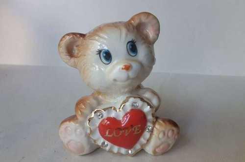 Фигурка фарфоровая Мишка с сердцем