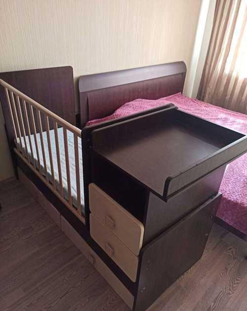 Детская кроватка с комодом и пеленальный столиком