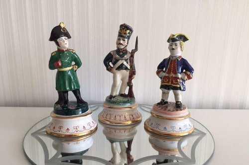 Фарфоровые статуэтки Наполеона, солдата, офицера