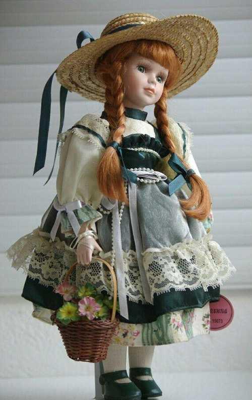 Фарфоровая колекционная кукла
