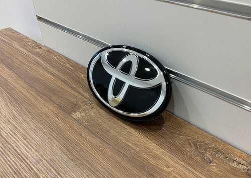 Эмблема решетки радиатора Camry 70 / RAV4 Новая