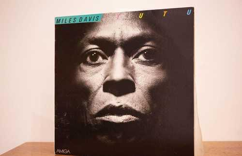 Miles Davis Tutu, Amiga
