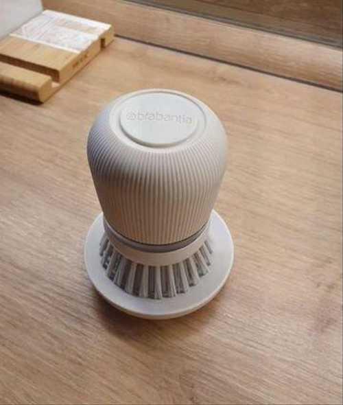 Щетка с дозатором для моющего средства Brabantia