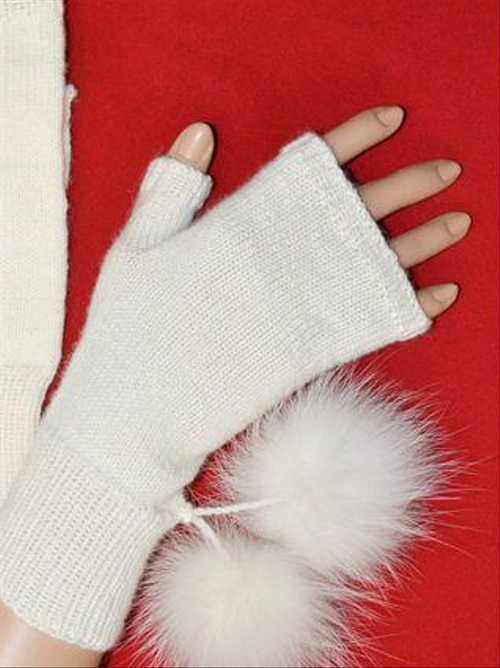 Митенки с помпонами из меха песца