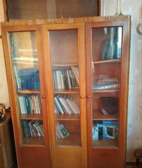 Книжный шкаф старинный