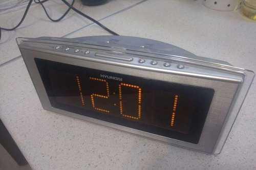 Часы с радио и термометром Hyundai