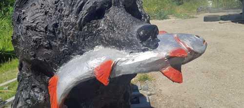 Скульптура садовая медведь С рыбой