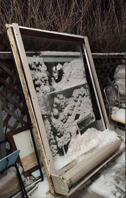 Отдам оконную раму с наружными жалюзи