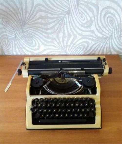 Печатная пишущая машинка рабочая